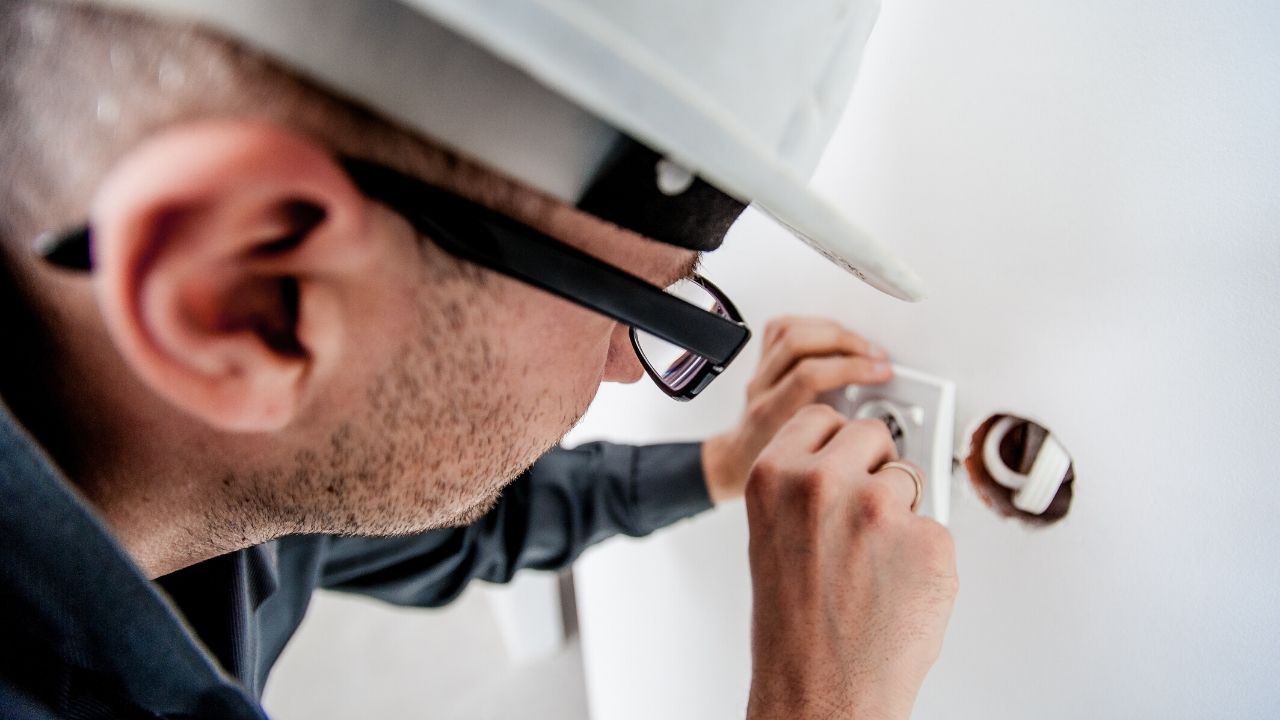 How to hire an electrical contractor for a project